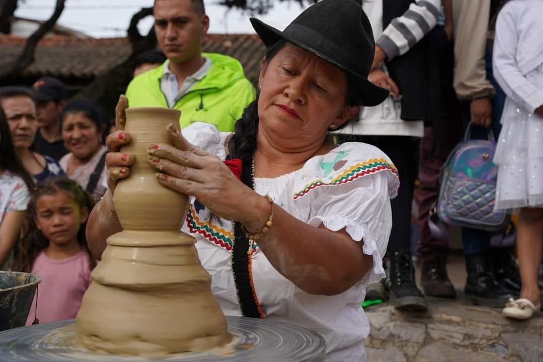 Torneros destacan en colorido y llamativo concurso en Ráquira - Canal ...
